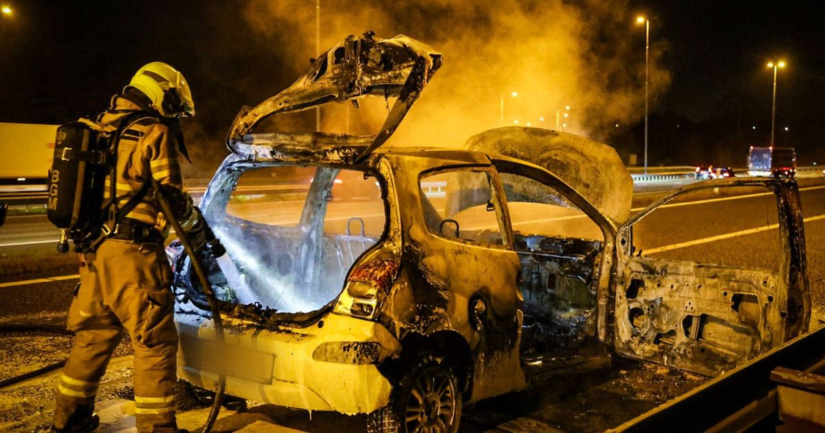 Brand verwoest auto • gewonde bij aanrijding brommer - Omroep Gelderland