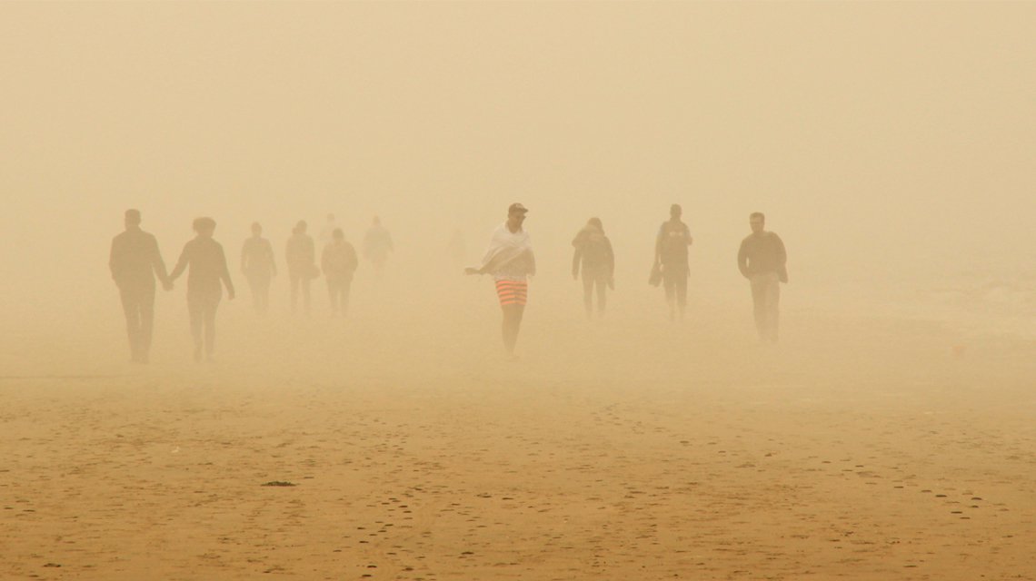 Mooie zonnige dag, maar niet op het strand - Omroep West