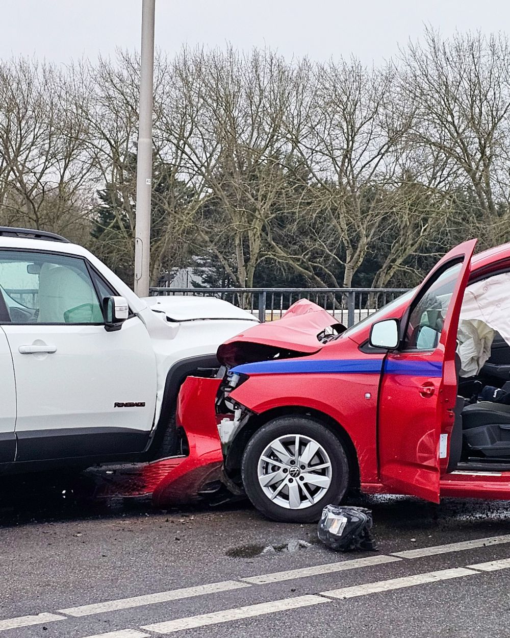 Zwaargewonde bij frontale botsing tussen twee auto’s | Meerdere aanhoudingen bij politie-inval ...