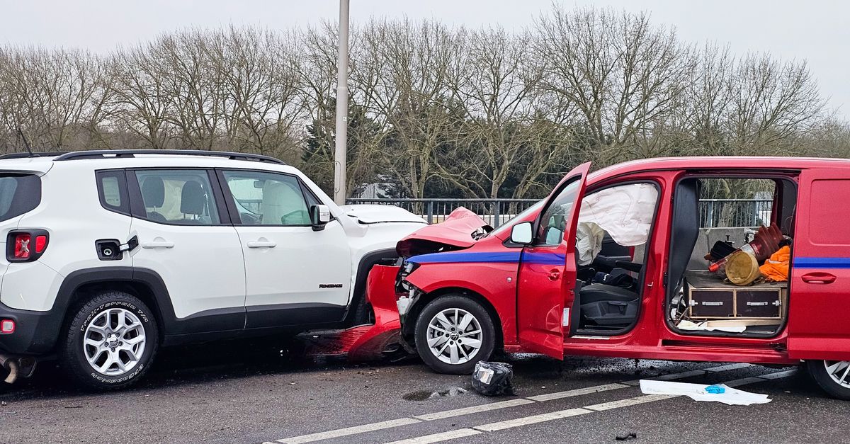 Zwaargewonde bij frontale botsing tussen twee auto’s | Meerdere aanhoudingen bij politie-inval ...