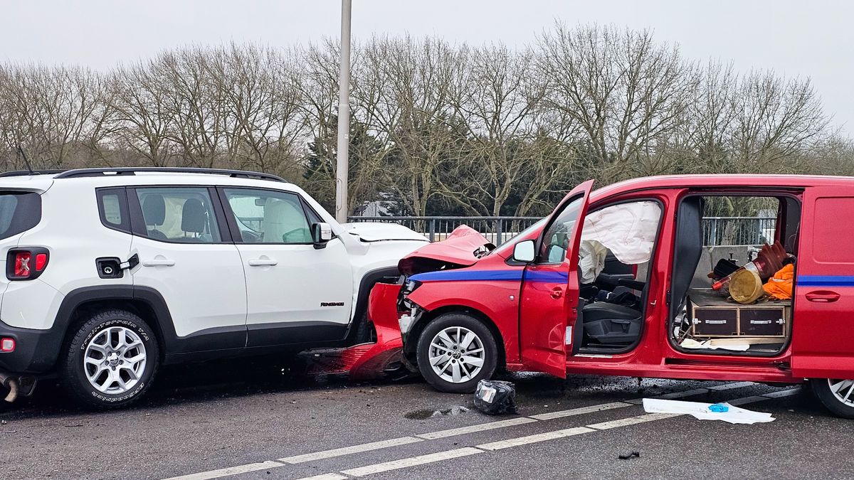 Zwaargewonde bij frontale botsing tussen twee auto’s | Meerdere aanhoudingen bij politie-inval ...
