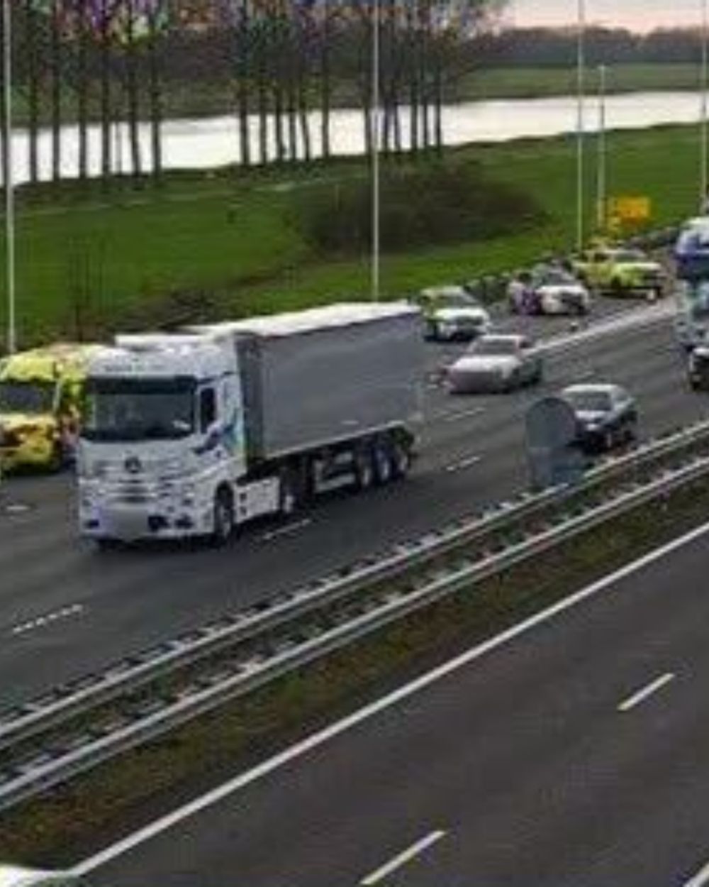 Ongeval op A15 richting Ridderkerk, vertraging inmiddels voorbij - Rijnmond
