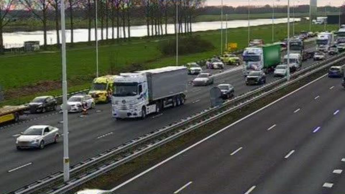 Ongeval op A15 richting Ridderkerk, vertraging inmiddels voorbij - Rijnmond