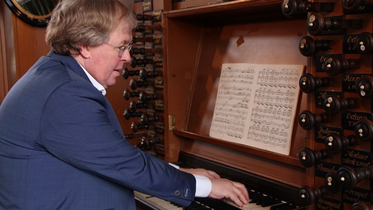 Pianostemmer Jan van Loo brandt kaarsje voor musicus Wim Magré - Omroep ...