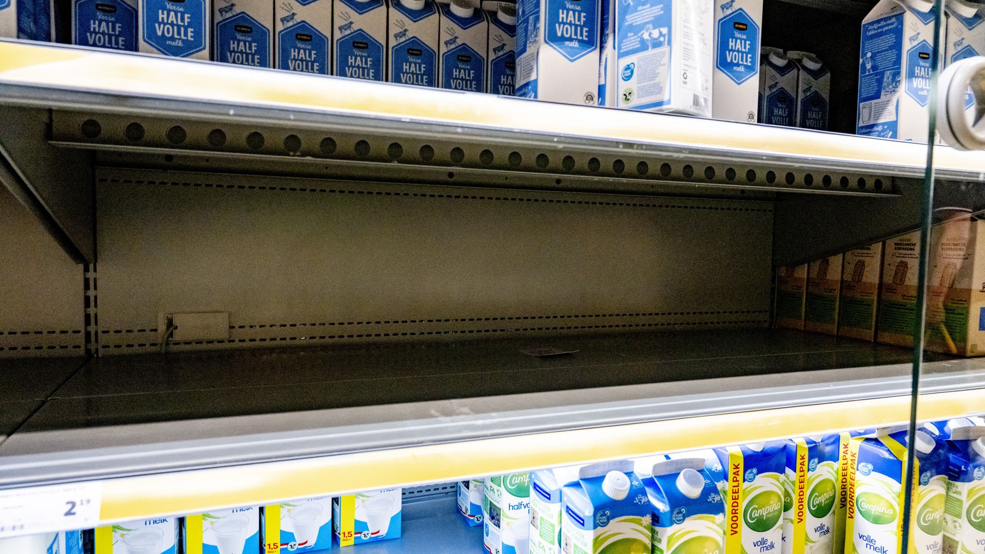 Lege schappen door boerenblokkades: 'Nog twee pakken melk en dan is het ...