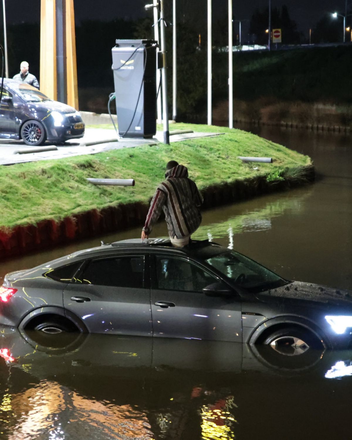 112-nieuws | Auto rijdt water in, bestuurder wacht in dakraam op ...