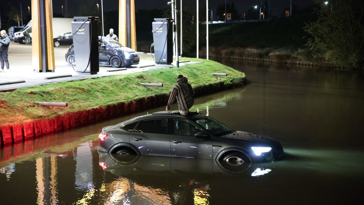 112-nieuws | Auto rijdt water in, bestuurder wacht in dakraam op ...