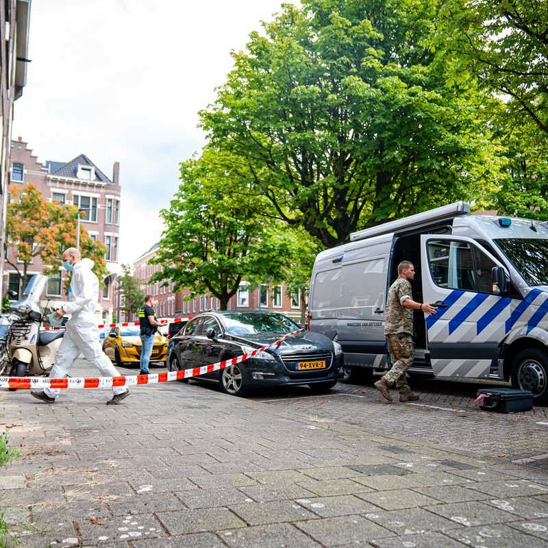 Politie vindt handgranaat, wapens, munitie en drugs in woning op Noordereiland, twee verdachten ...