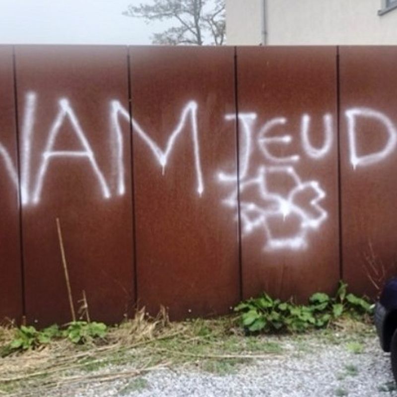 Schutting van aardbevingsvlogger beklad met antisemitische tekst ...