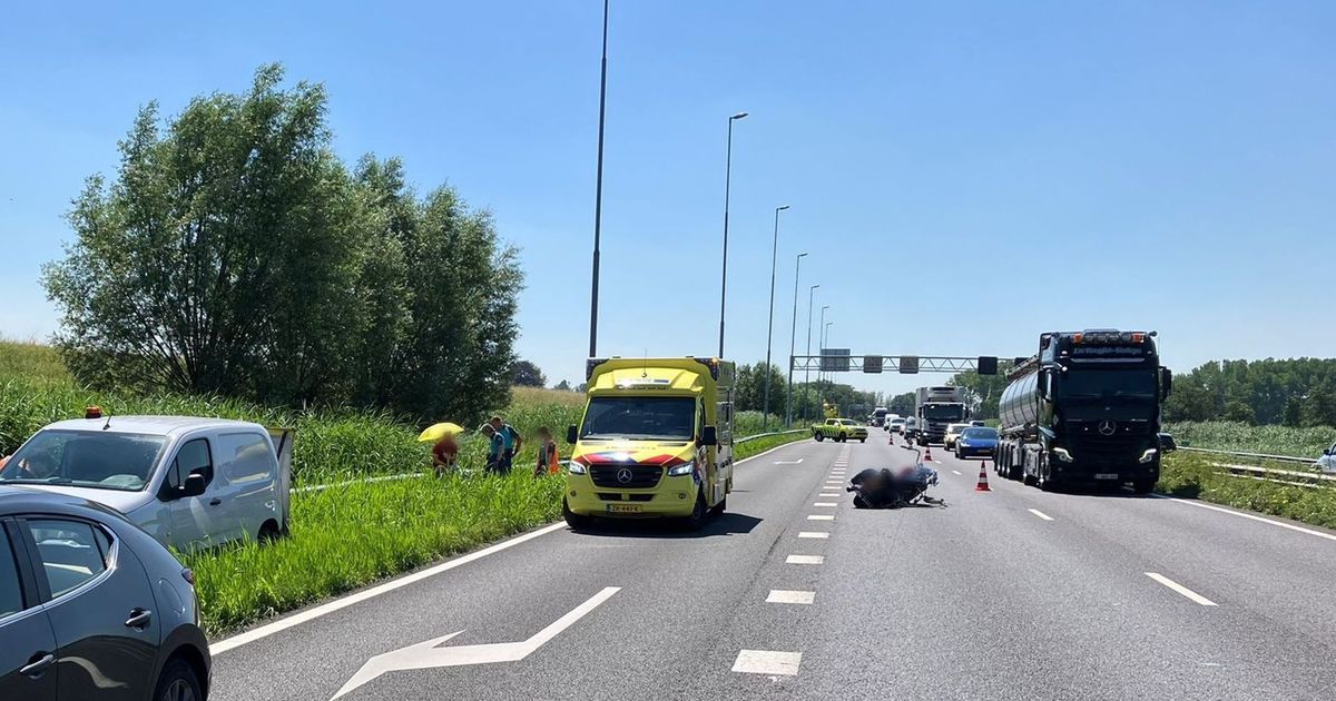 Flinke file op A15 na ongeval met motorrijder - Rijnmond