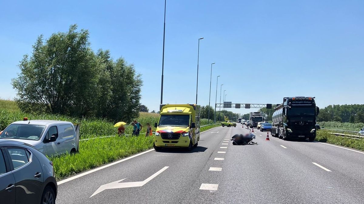 Flinke file op A15 na ongeval met motorrijder - Rijnmond