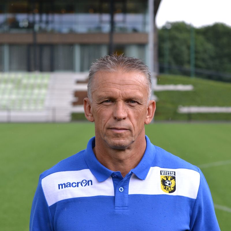 Assistent-trainer Edward Sturing geschorst voor NEC-Vitesse - Omroep ...