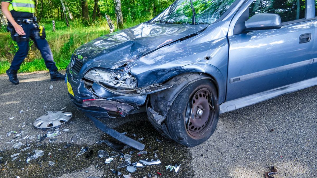 Frontale botsing in Enschede tussen twee auto's - Oost