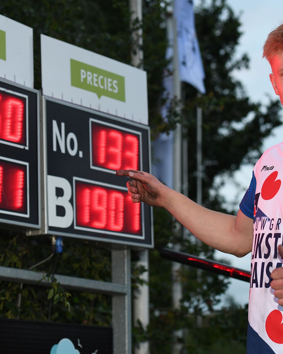 Fierljepper Germ Terpstra springt als eerste Fries ooit over de 22 ...