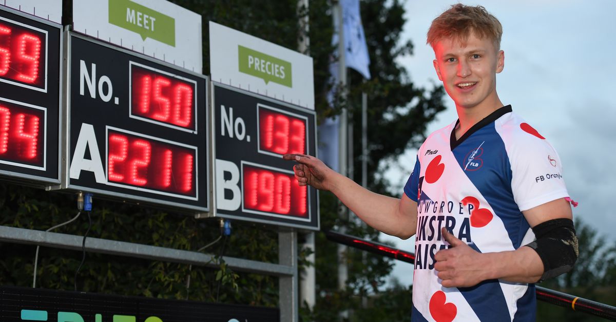 Fierljepper Germ Terpstra ljept as earste Fries ea oer de 22 meter ...
