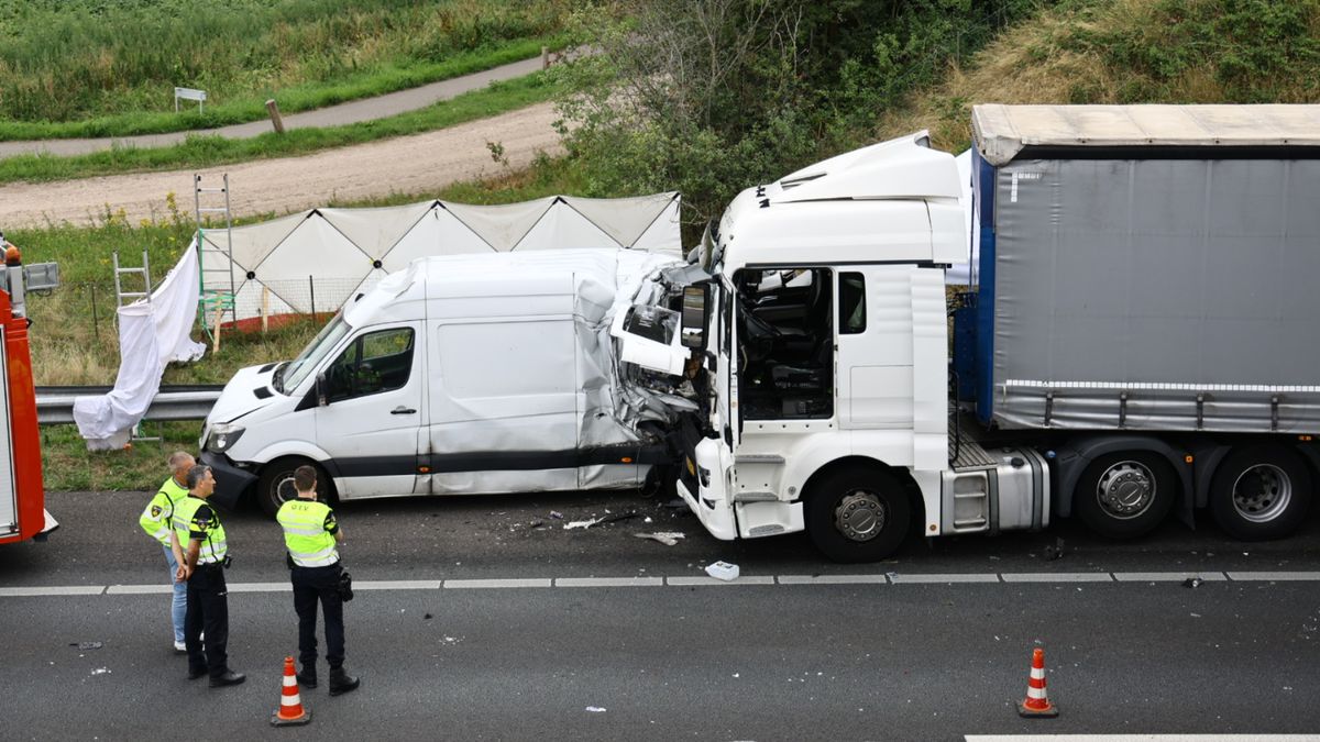 A73 richting Venray urenlang dicht na dodelijk ongeval - L1 Nieuws