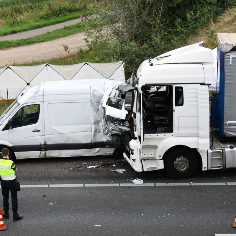 A73 richting Venray urenlang dicht na dodelijk ongeval - L1 Nieuws