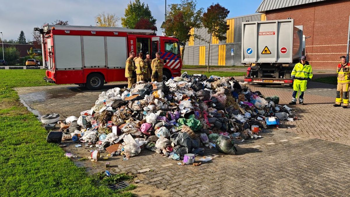 Vuilniswagen lost complete lading na rook in bak - Omroep Gelderland