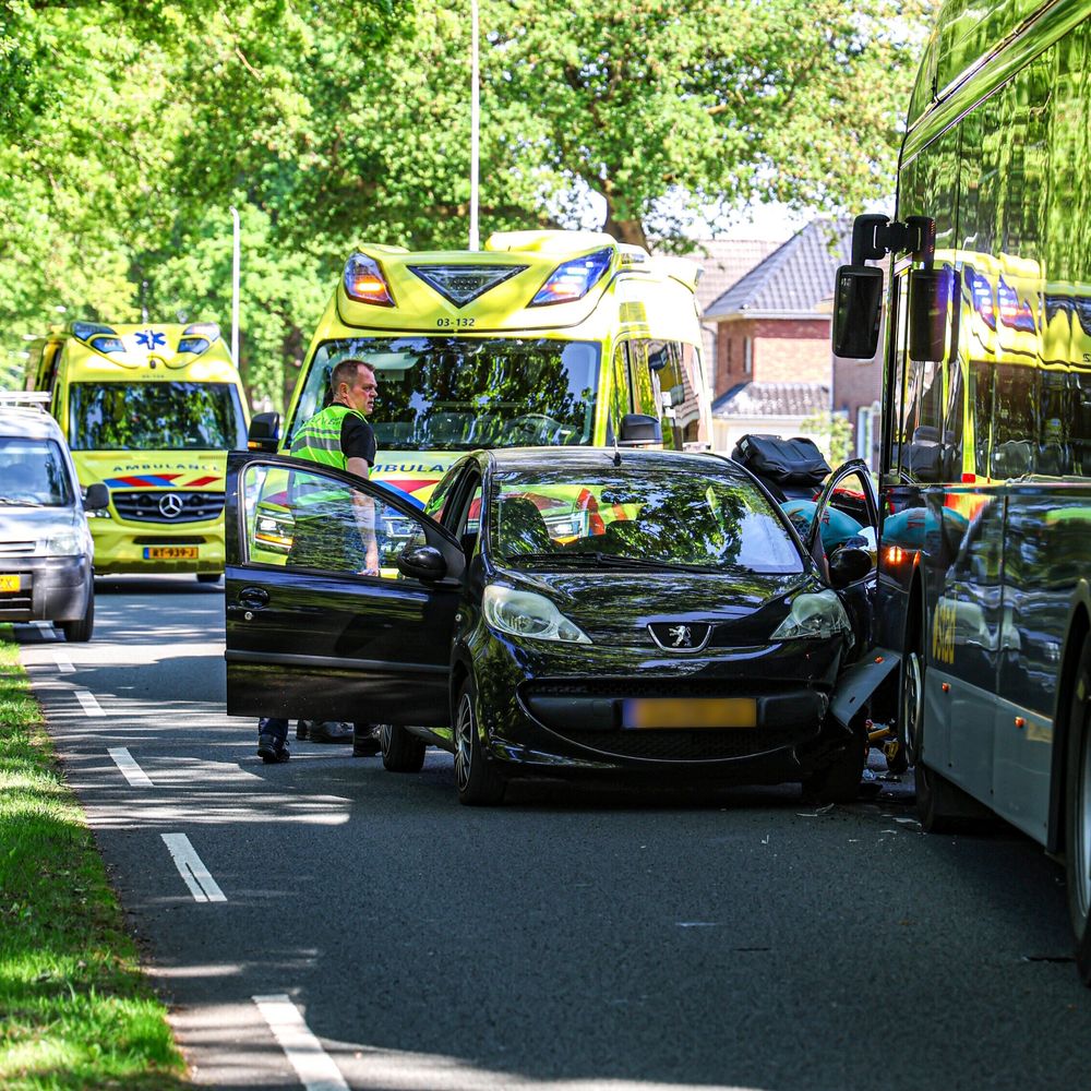 Bestuurder door brandweer uit auto bevrijd na botsing met lijnbus - RTV ...