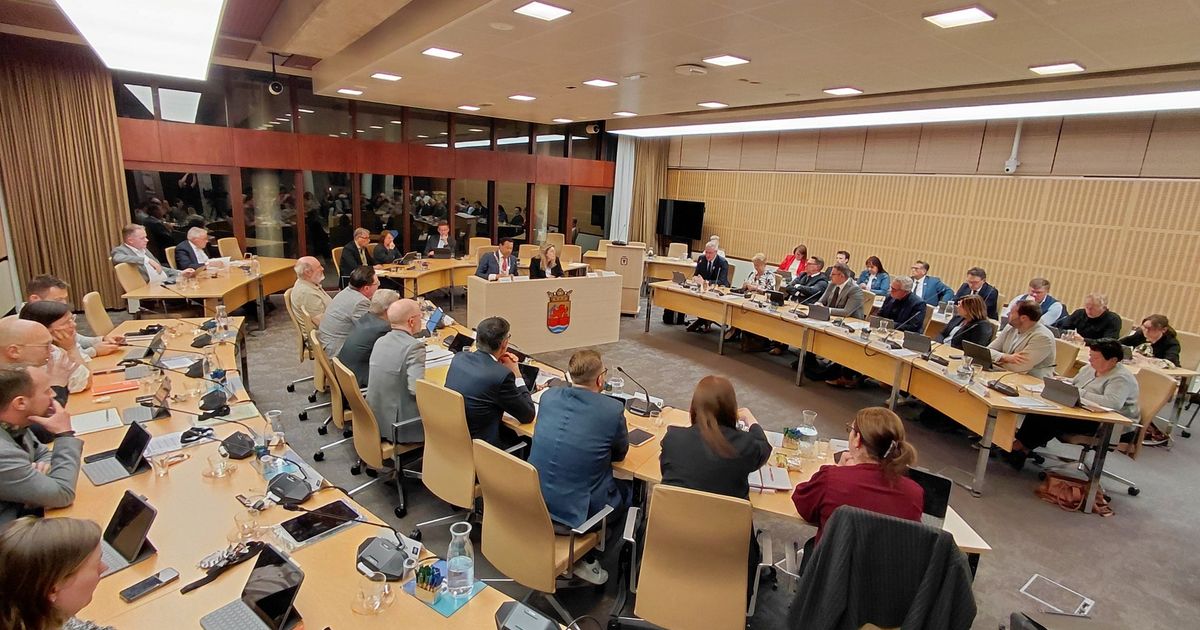 Bekijk de beelden: boze PVV-ers verlaten de raadsvergadering in ...
