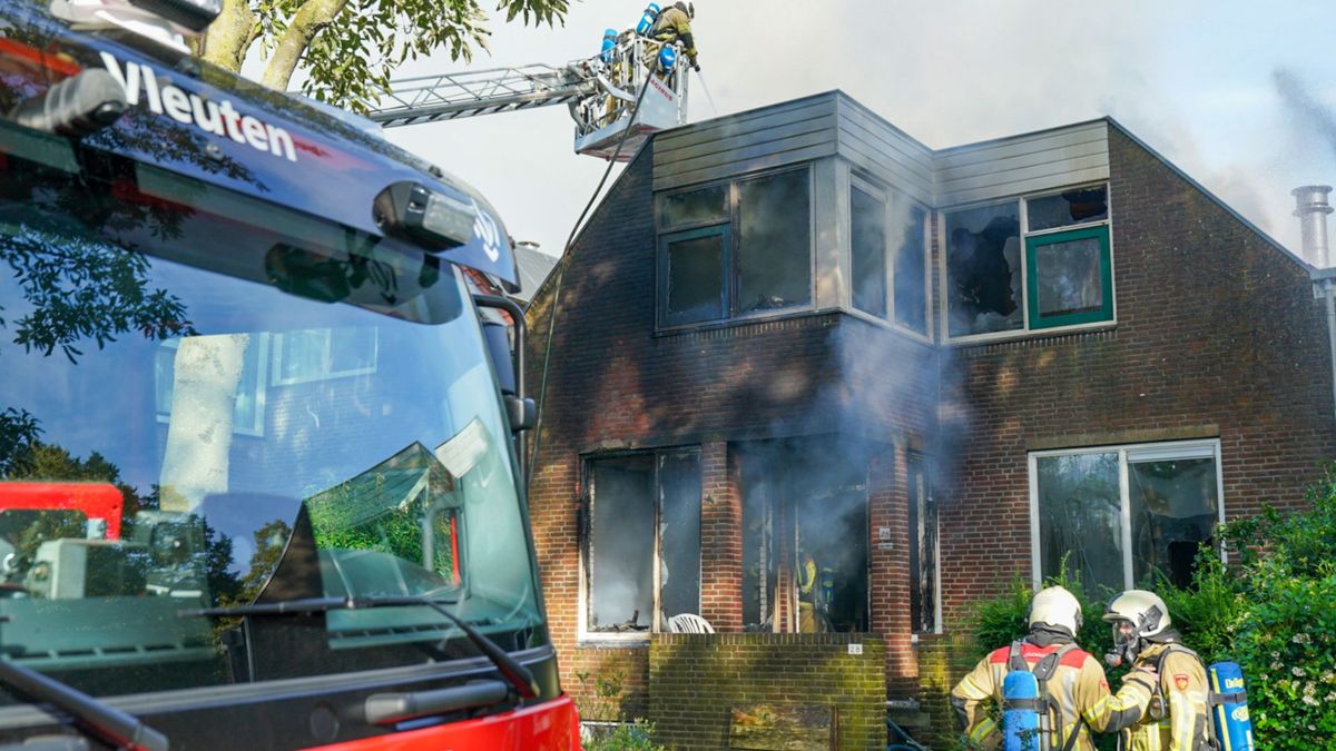 Grote brand verwoest woning in De Meern - RTV Utrecht