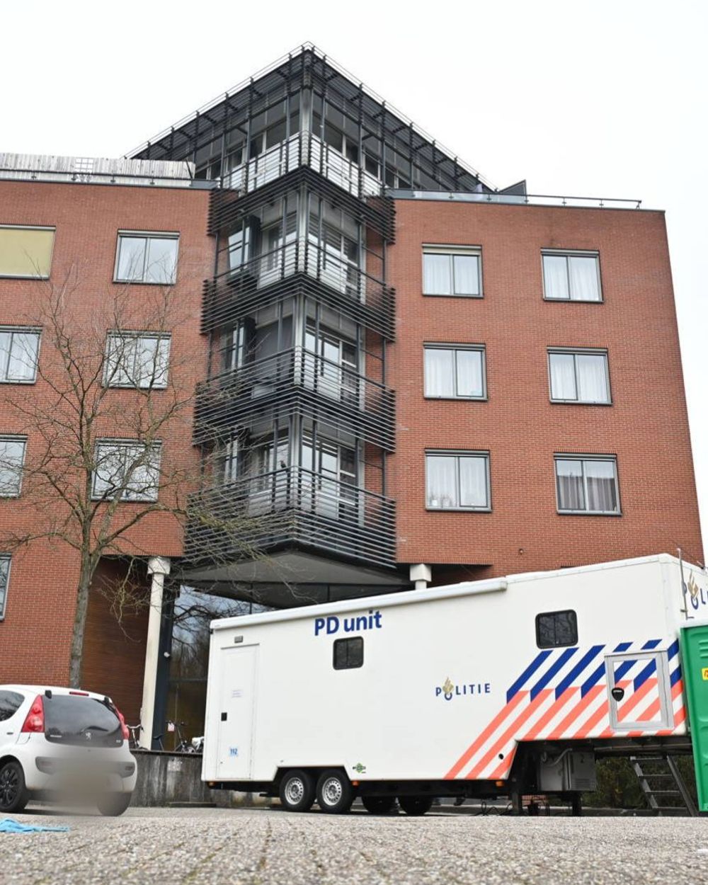 Politie vindt overleden persoon in woning, PD-unit geplaatst - Omroep ...