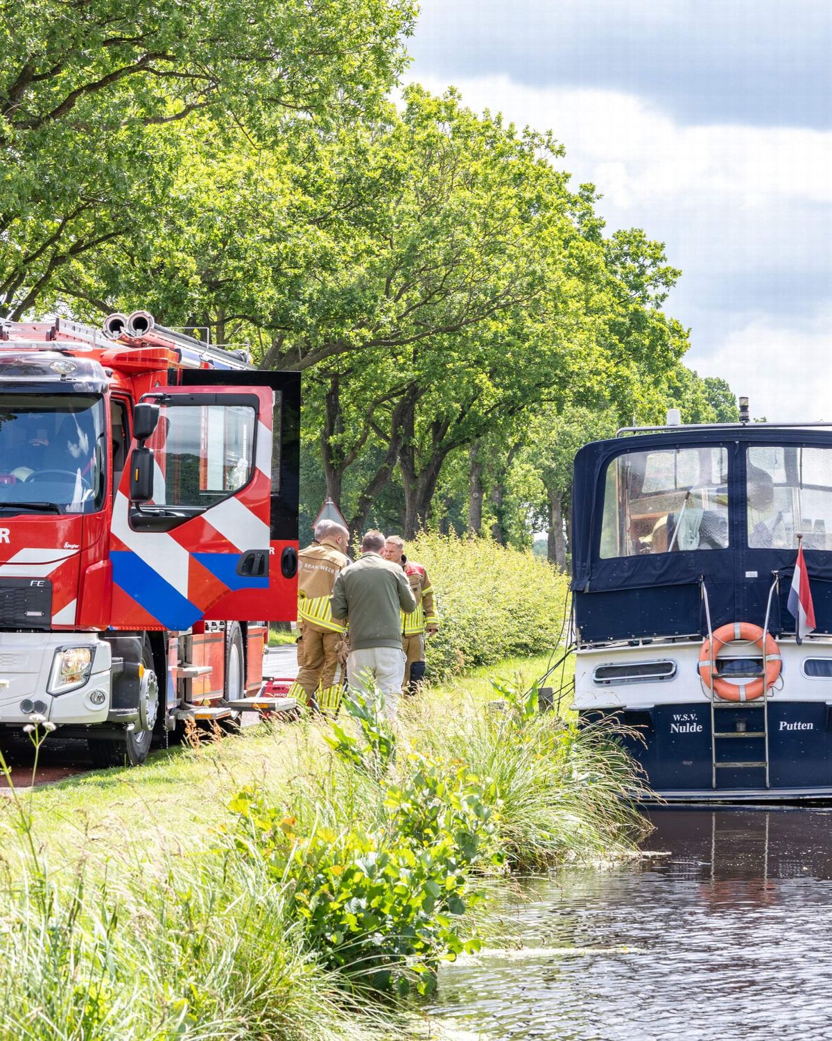 Brandweer voorkomt dat kruiser in Fochteloo zinkt | Code geel voor ...