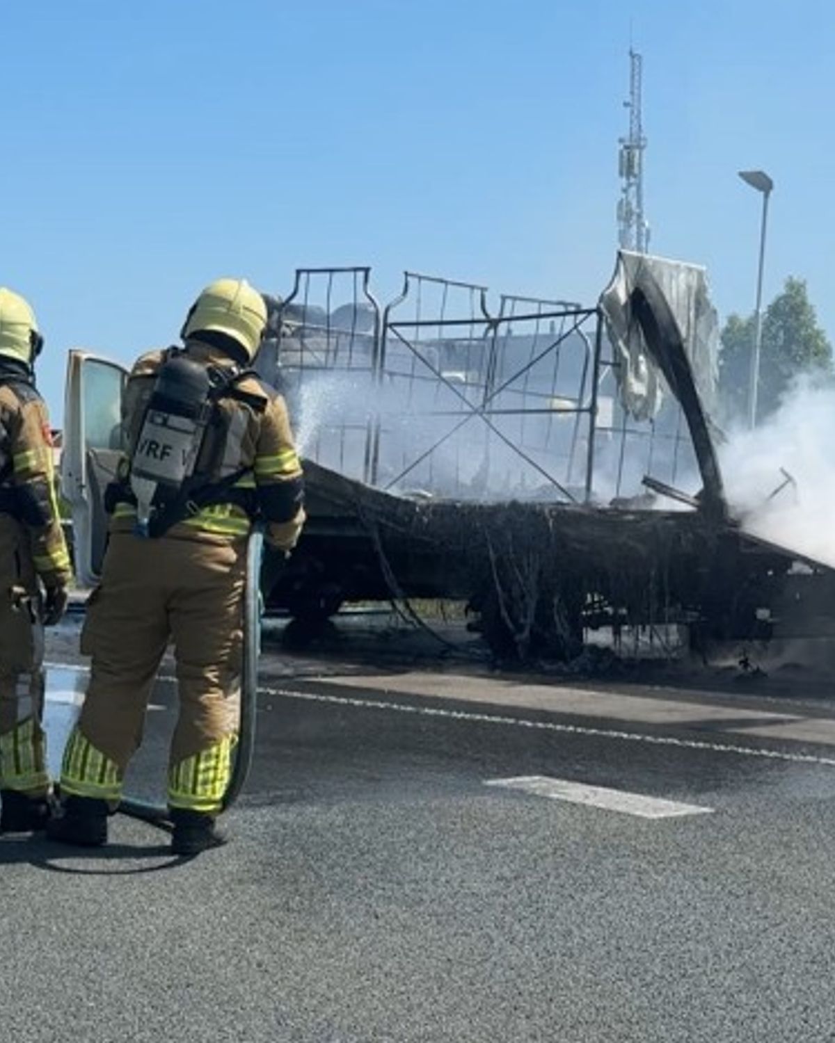 Bakwagen vat vlam langs N359 bij Lemmer, weg is afgesloten - Omrop Fryslân