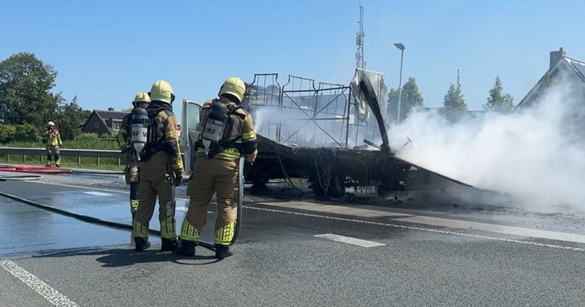 Bakwagen vat vlam langs N359 bij Lemmer, weg is afgesloten - Omrop Fryslân