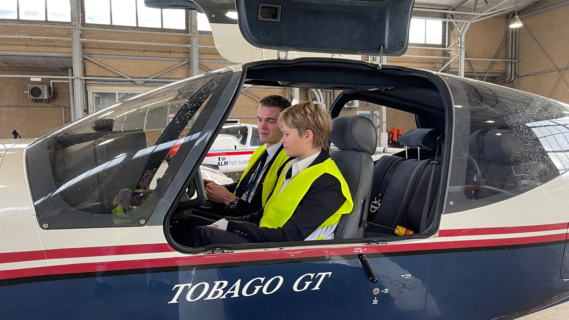 Danique's (14) droombaan is piloot: 'Het landen ging wel soepel' - RTV ...