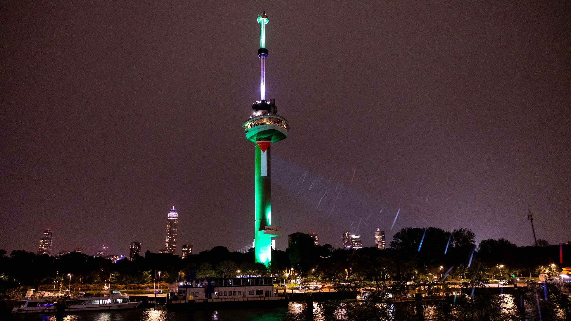 Actievoerders Extinction Rebellion projecteren Palestijnse vlag op Euromast - Rijnmond