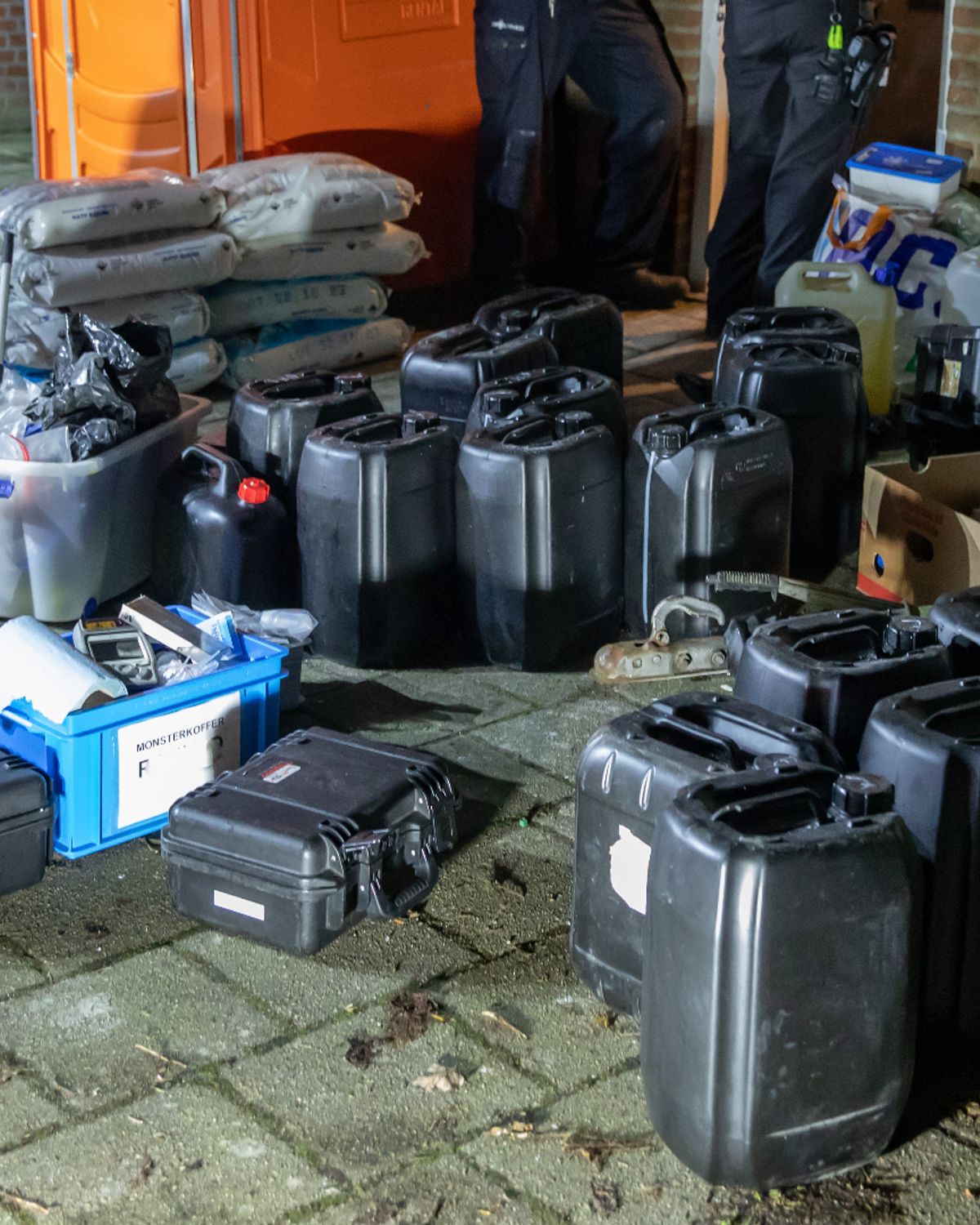 112-nieuws: Man rijdt 140 door woonwijk | Tientallen jerrycans gevonden ...