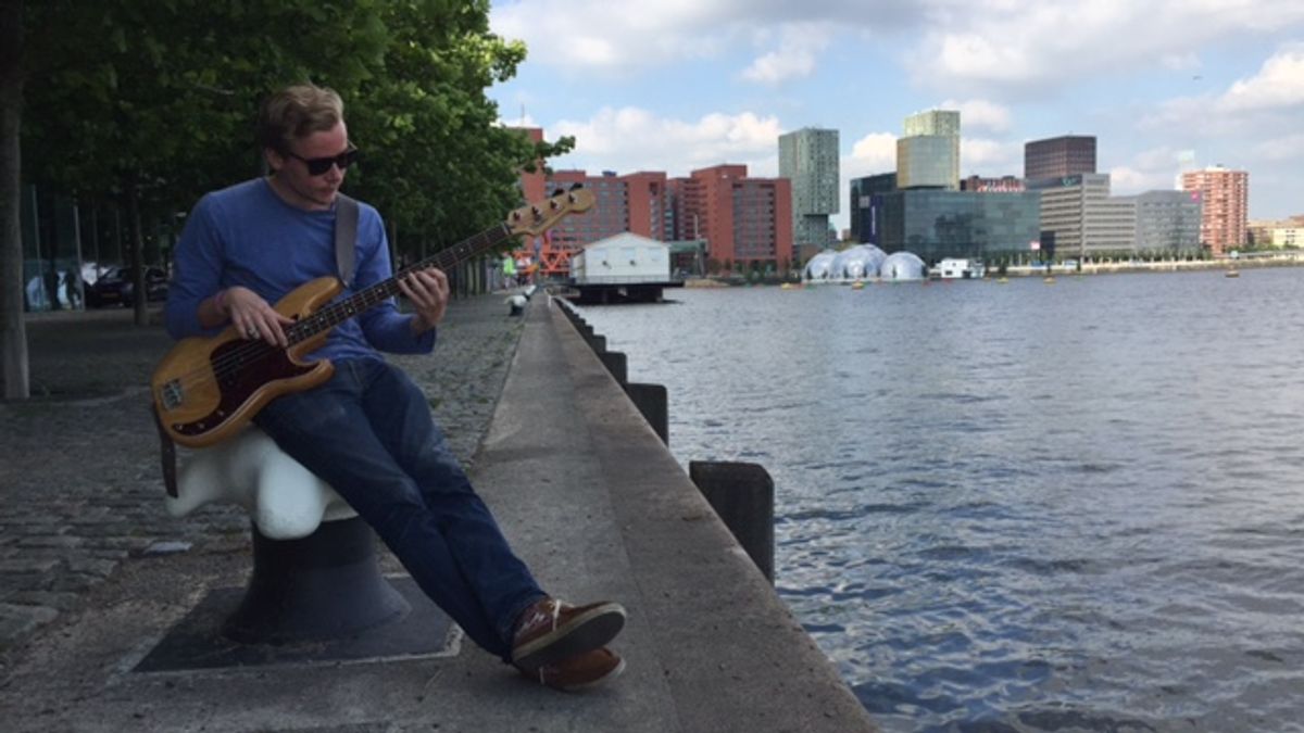 Bassist Thomas Pol speelt op Rotterdam Centraal - Rijnmond