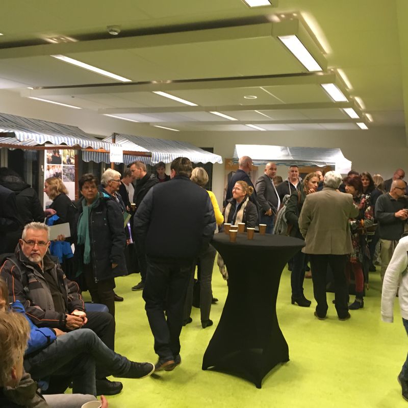 'Het lijkt wel een gevangenis'; omwonenden nemen kijkje in kamer azc ...