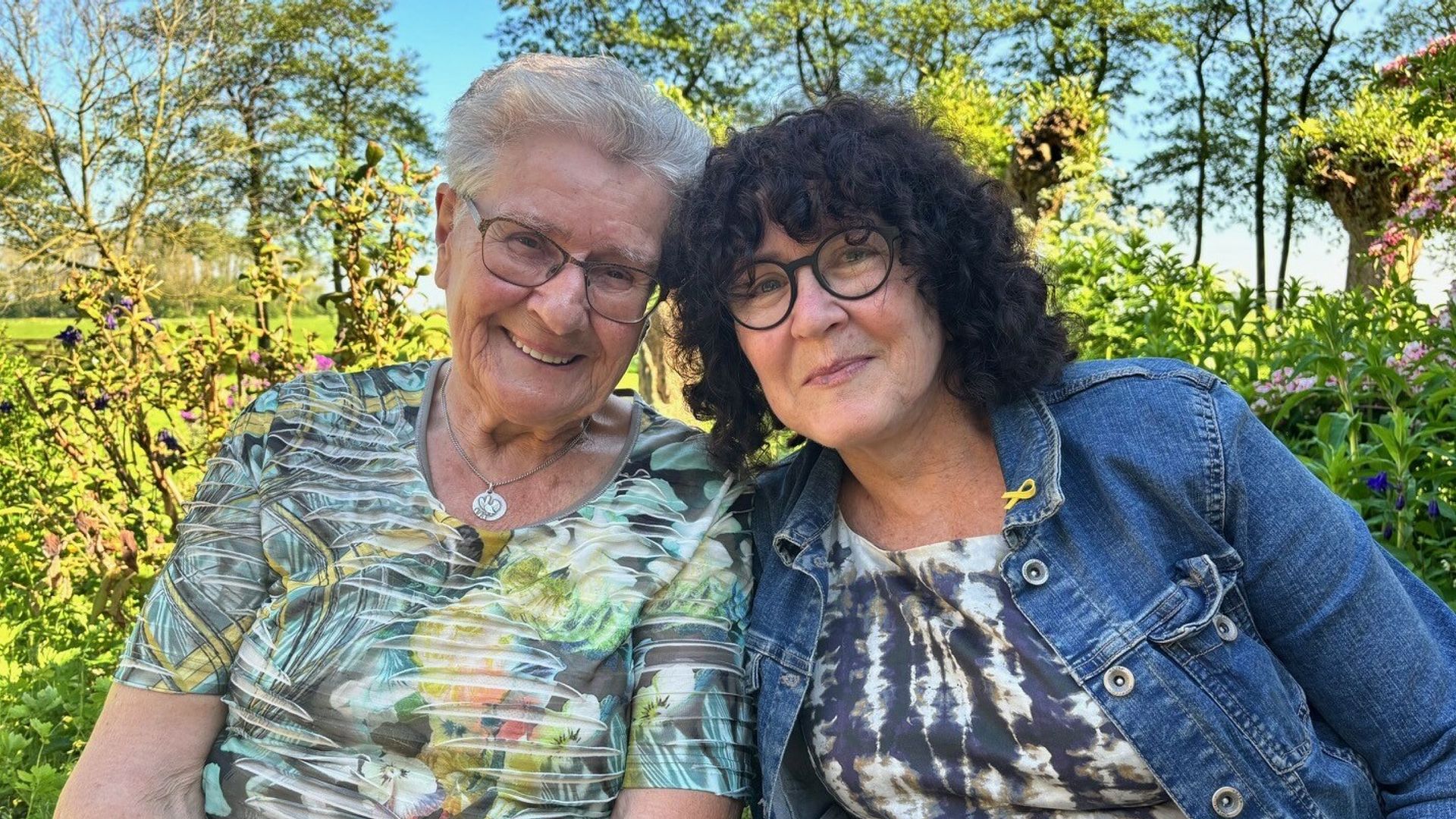 Trienke en Hagar zijn zo'n 80 jaar na de oorlog nog altijd met elkaar ...