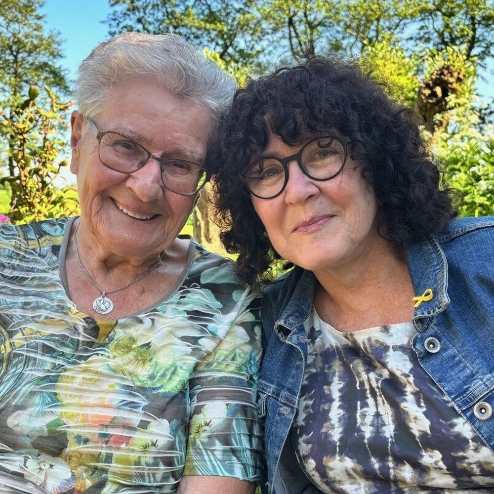Trienke en Hagar zijn zo'n 80 jaar na de oorlog nog altijd met elkaar ...