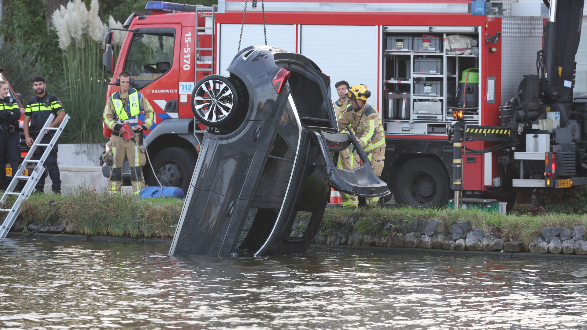 112-nieuws | Auto rijdt water in, bestuurder spoorloos - Omroep West