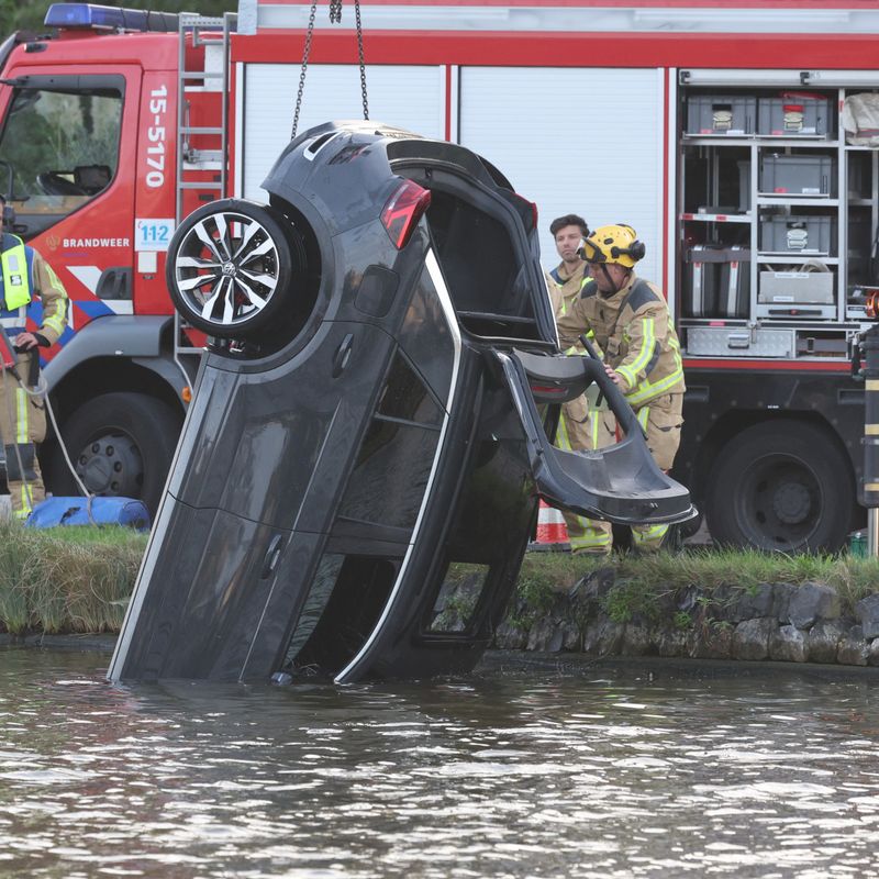 112-nieuws | Auto rijdt water in, bestuurder spoorloos - Omroep West