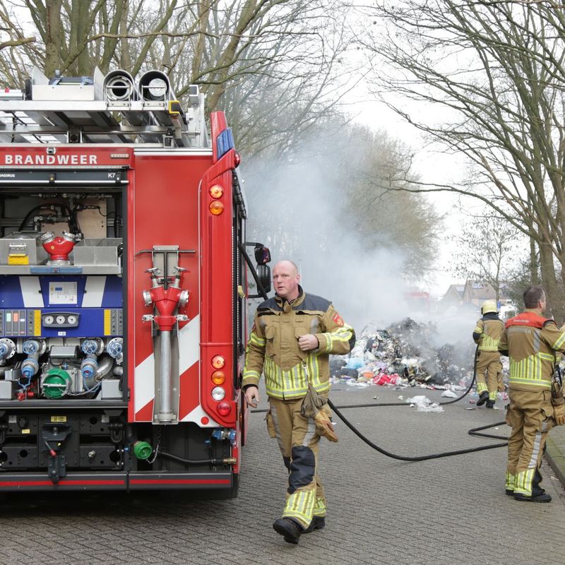 112 Nieuws: Vuilniswagen loost brandend afval op straat in Wierden - Oost