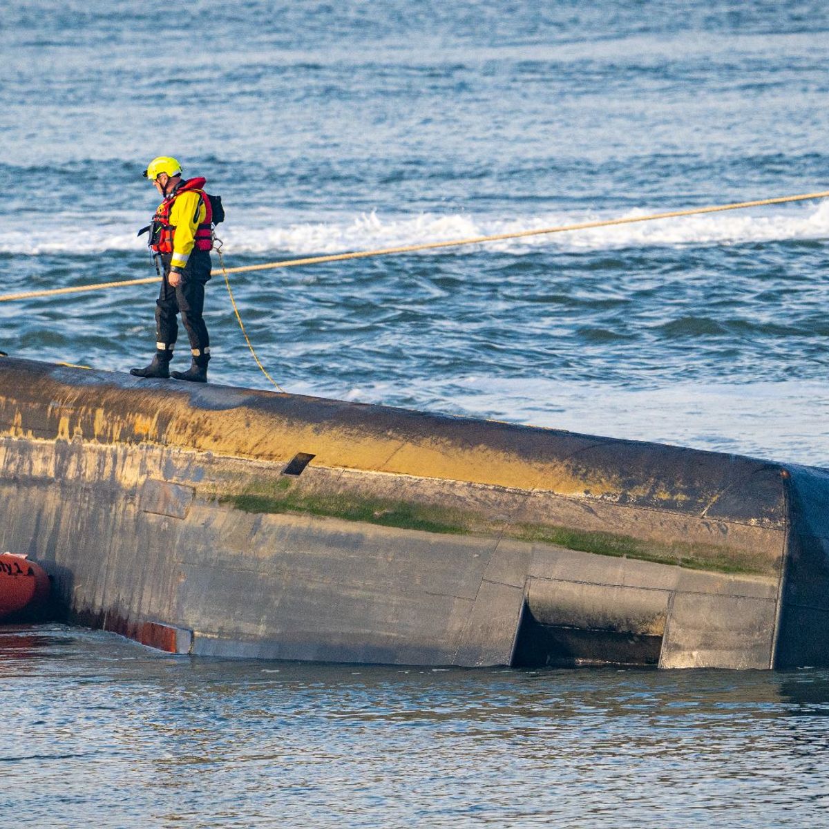 Schipper gekapseisd schip: 'Ik zwom door de stuurhut en toen zag ik ...