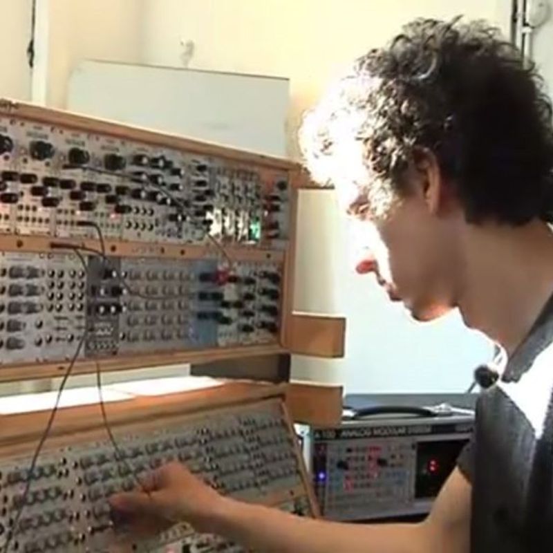 Kyteman bespeelt bijzonder instrument op Studio Stekker Festival - RTV ...