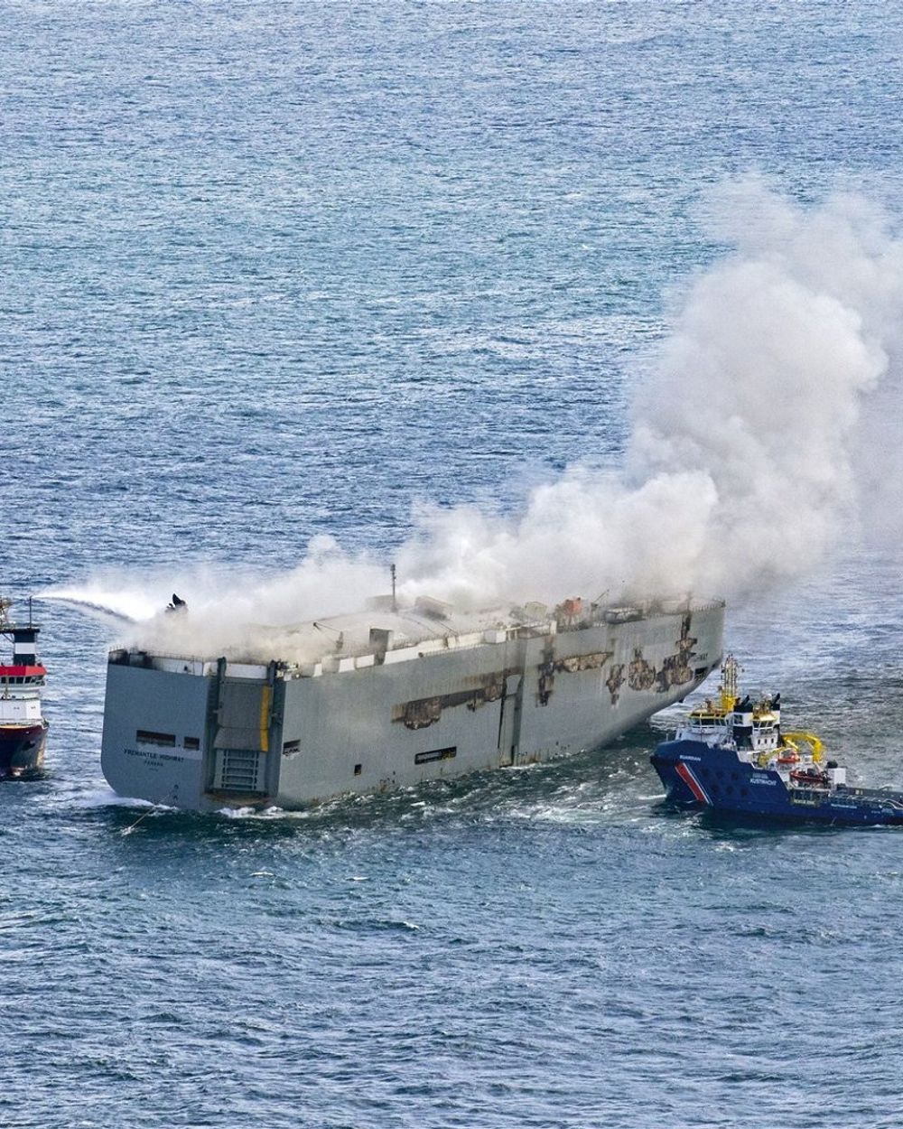 Zeeuws schip rukt uit om te helpen bij blussen brandend schip - Omroep ...