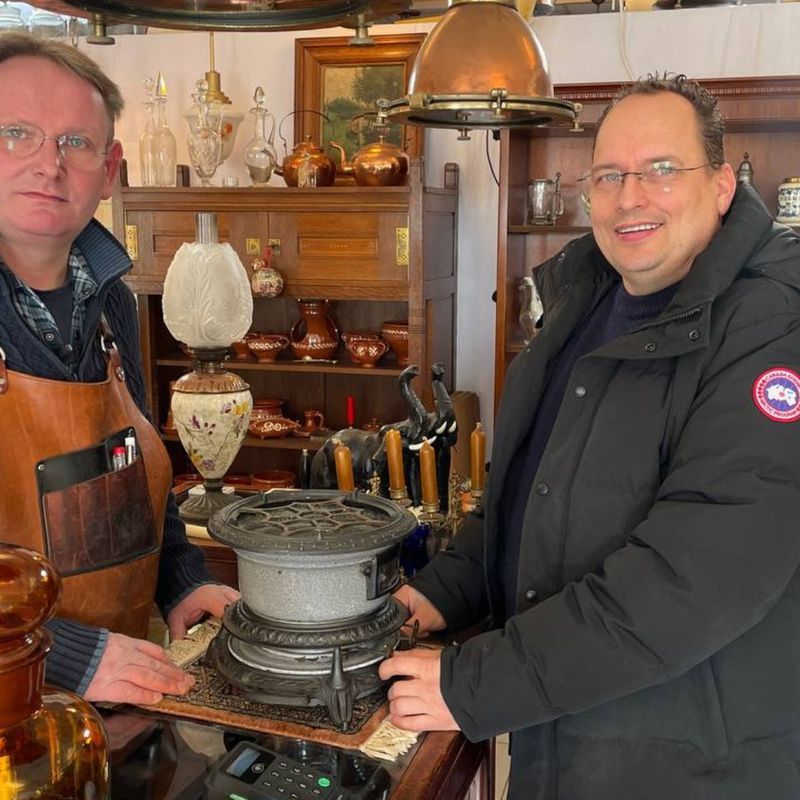 Antiekzaak Zandeweer verkoopt tientallen petroleumstellen na toespraak NAVO-baas Rutte - RTV Noord