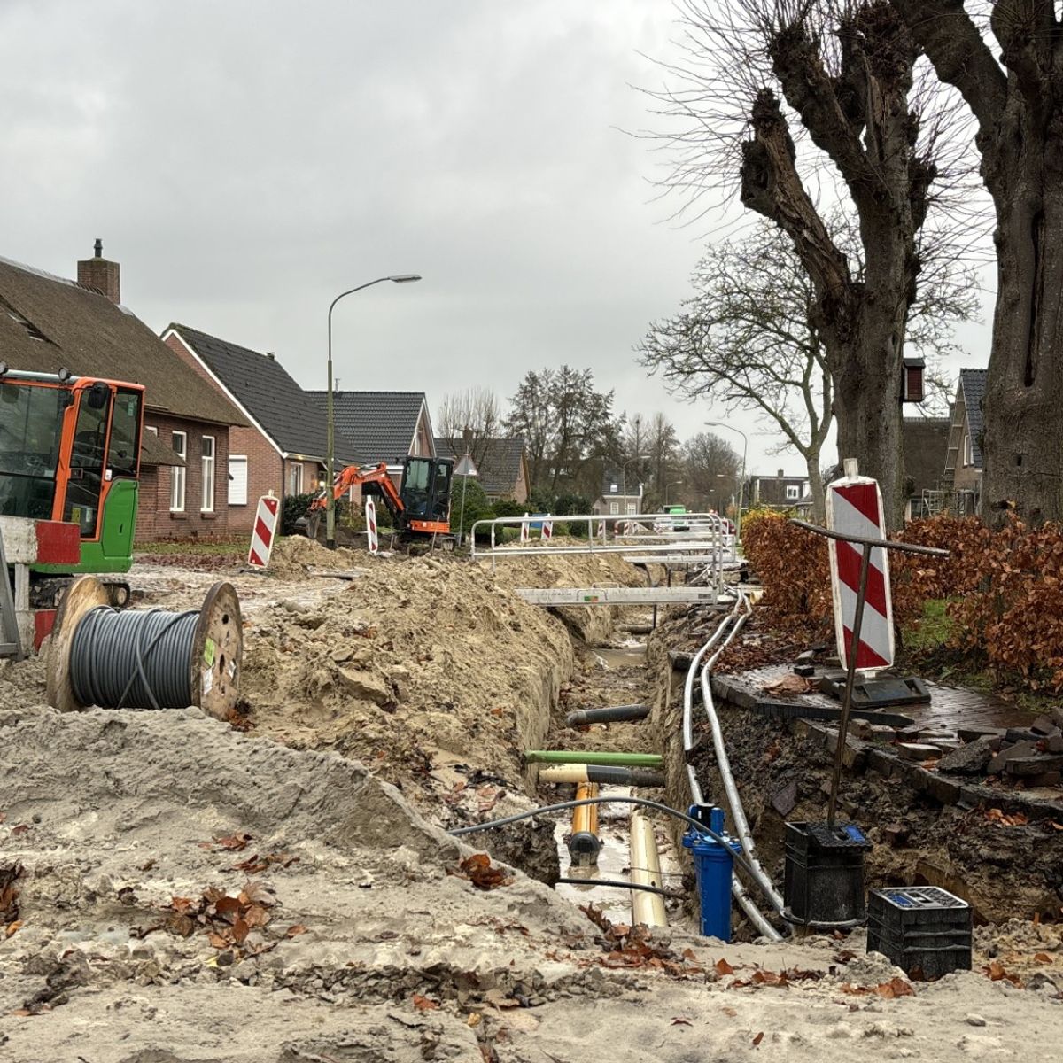Het elektriciteitsnet in Drenthe gaat op de schop en dat gaan we merken: hele wijken liggen open ...