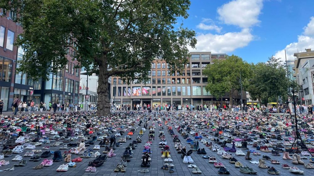 Duizenden kinderschoenen op Utrechts plein voor omgekomen kinderen in ...