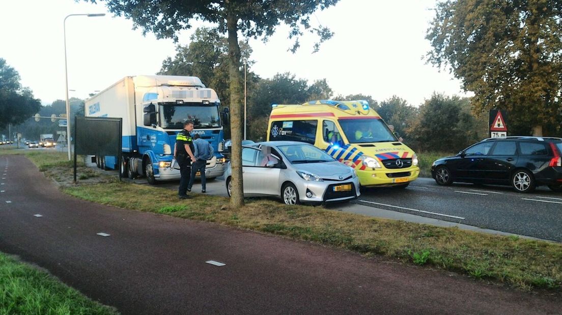 Vrachtwagen botst achterop auto op kruispunt Bos in Raalte - Oost Vrachtwagen botst achterop auto op kruispunt Bos in Raalte - Oost