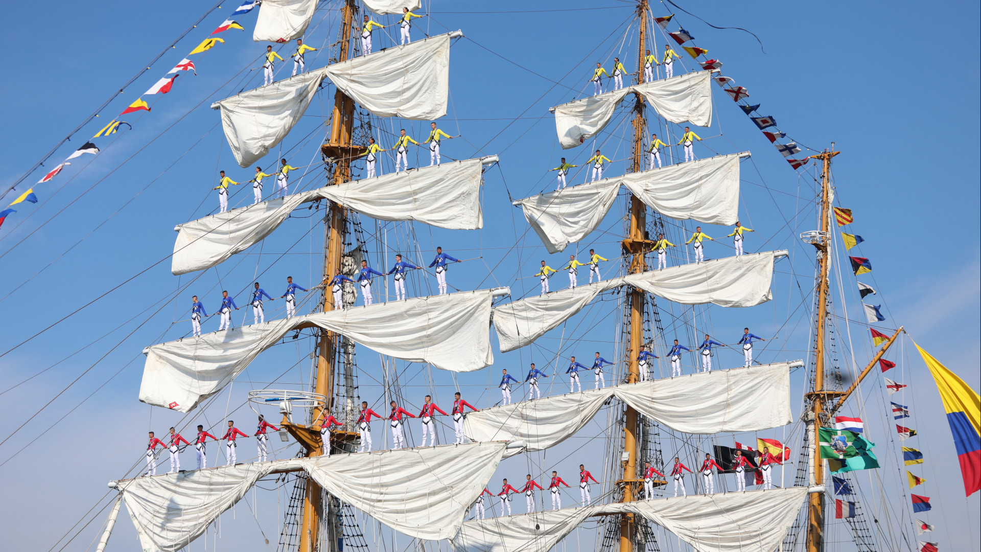 Bijzonder gezicht: groot vlaggenschip van buitenlandse marine komt aan ...