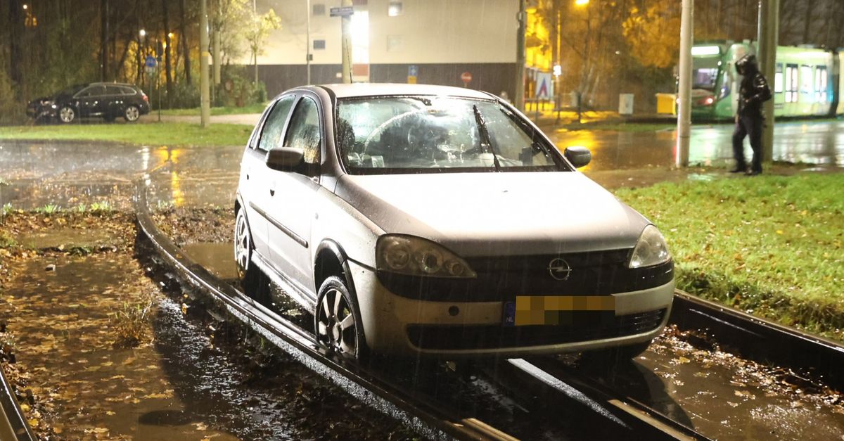 Auto muurvast op tramrails - Omroep West