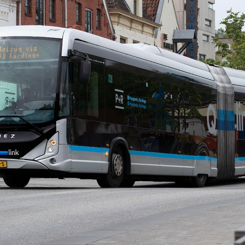 Nieuwe bus tussen Groningen en Assen: 'Scholieren kunnen 15 minuten langer in bed blijven liggen ...