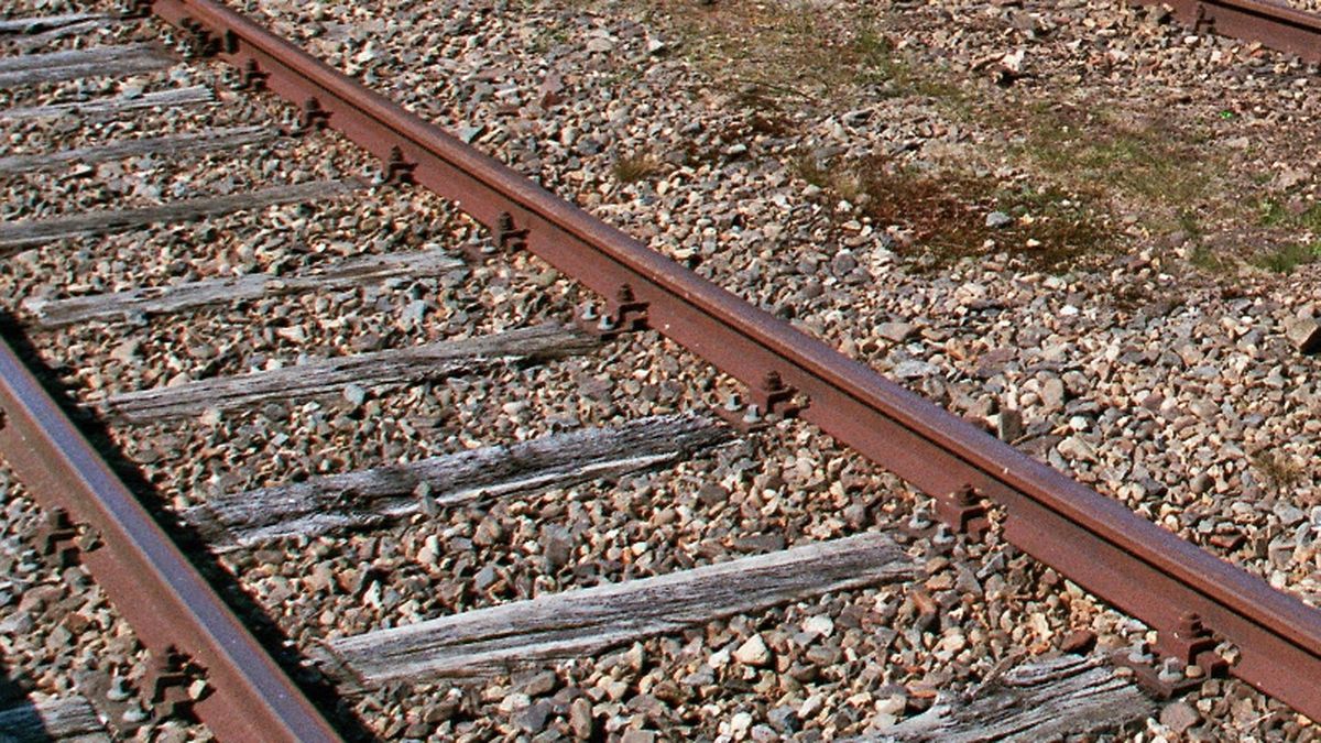 Man rijdt met auto over treinspoor tijdens vlucht voor politie - RTV Noord